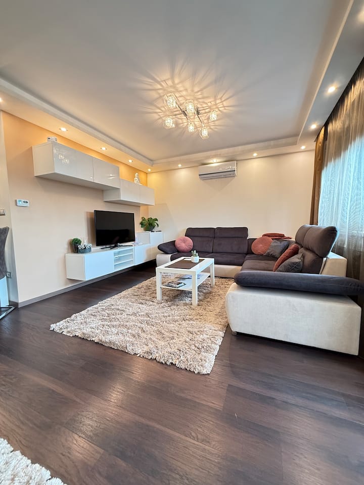Local-lux Apartman  Privát Parkoló-3 Szoba - Kecskemét