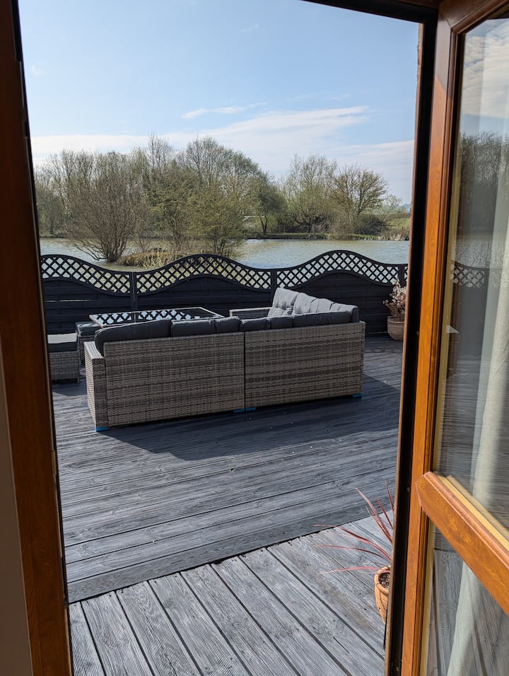 Lakefront Luxurious Apartment - Bruton