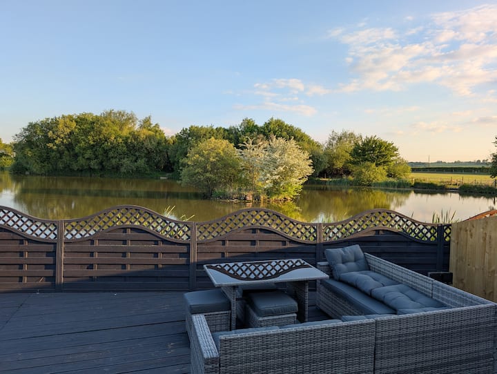 Lakefront Lodge With Hot Tub - Muscovy Lodge - Shepton Mallet