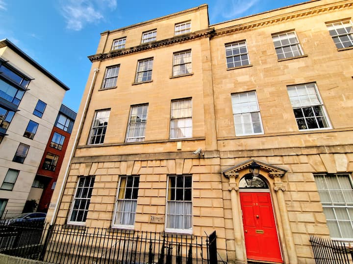 (321) Entire Building Sleeps 16 In 8+4 Beds - Bristol