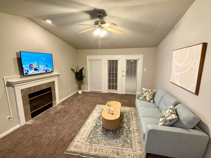 Spacious Upper Kirby Entire Apt 2/2 - Houston, TX