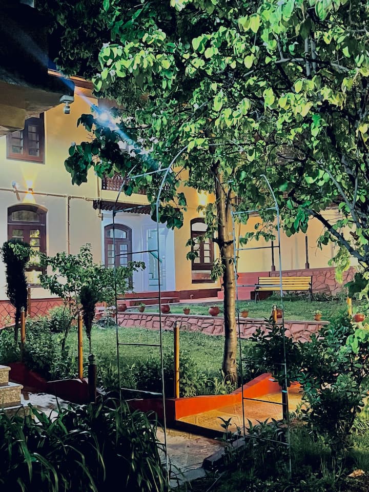 Hezzah Cottage (Entire Floor With Garden) - Srinagar