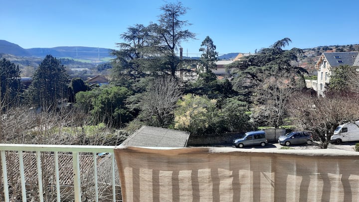 Ensoleillé Et Vue Sur Le Viaduc - Millau