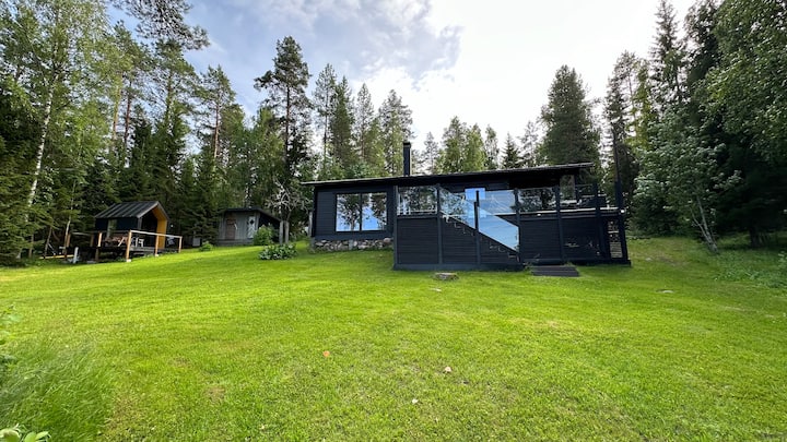 Mökki Järven Rannalla -