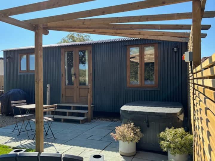 The Hare With Hot Tub - Suffolk