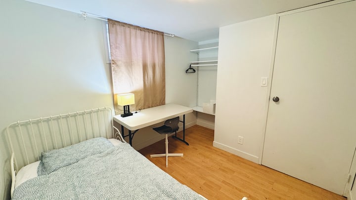 Roomy近大学及皇家医院的地下室卧室带wi-fi及路边免费车位 - Saskatchewan