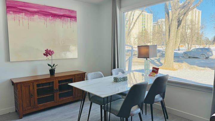 F| Upstairs Queen Room | Near U Of S | Parking+bus - Saskatoon