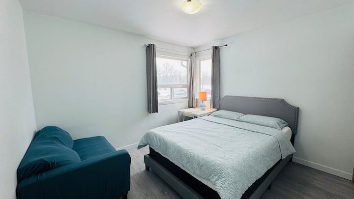 Roomf近大学及皇家医院的楼上单间带wi-fi及路边免费停车位 - Saskatoon