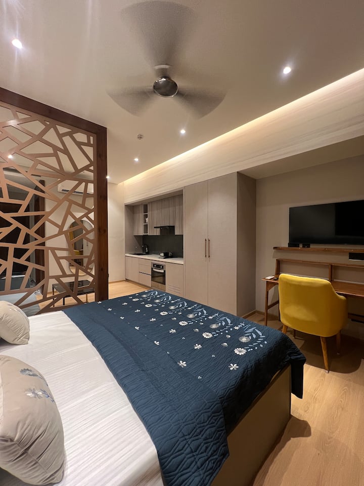 Peaceful Studio In Blue Sapphire | Cozy Stays - Noida