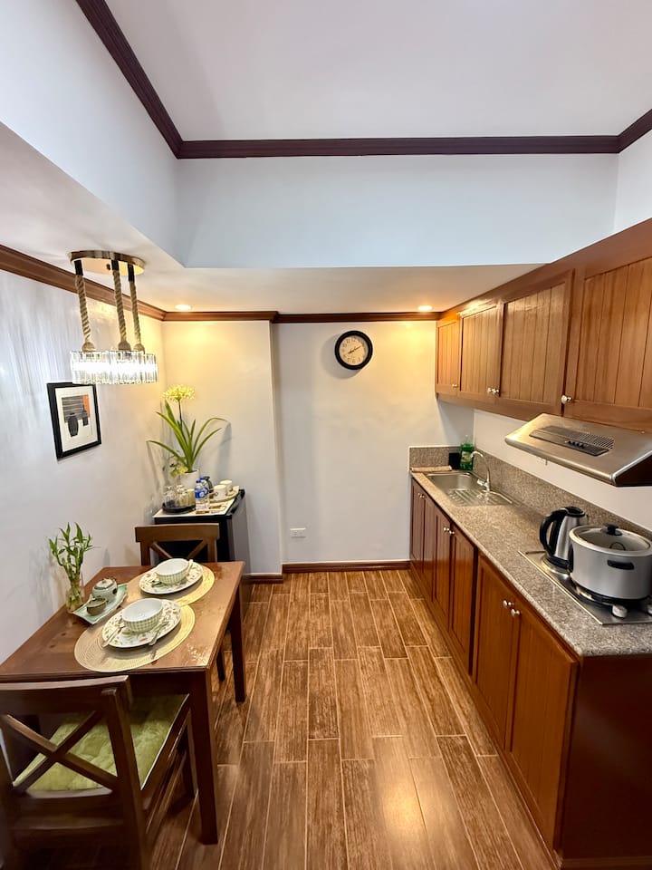 Timber, Chic & Rustic. Digital Nomad-friendly Naia - Parañaque