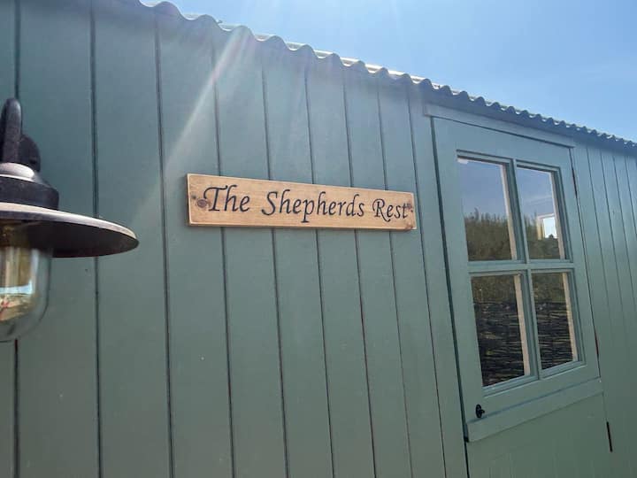 Shepherds Hut With A Wood Fired Hot Tub - Melton Mowbray