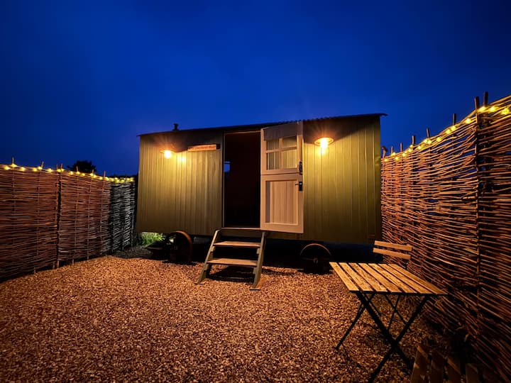 Shepherds Hut With A Wood Fired Hot Tub - Melton Mowbray