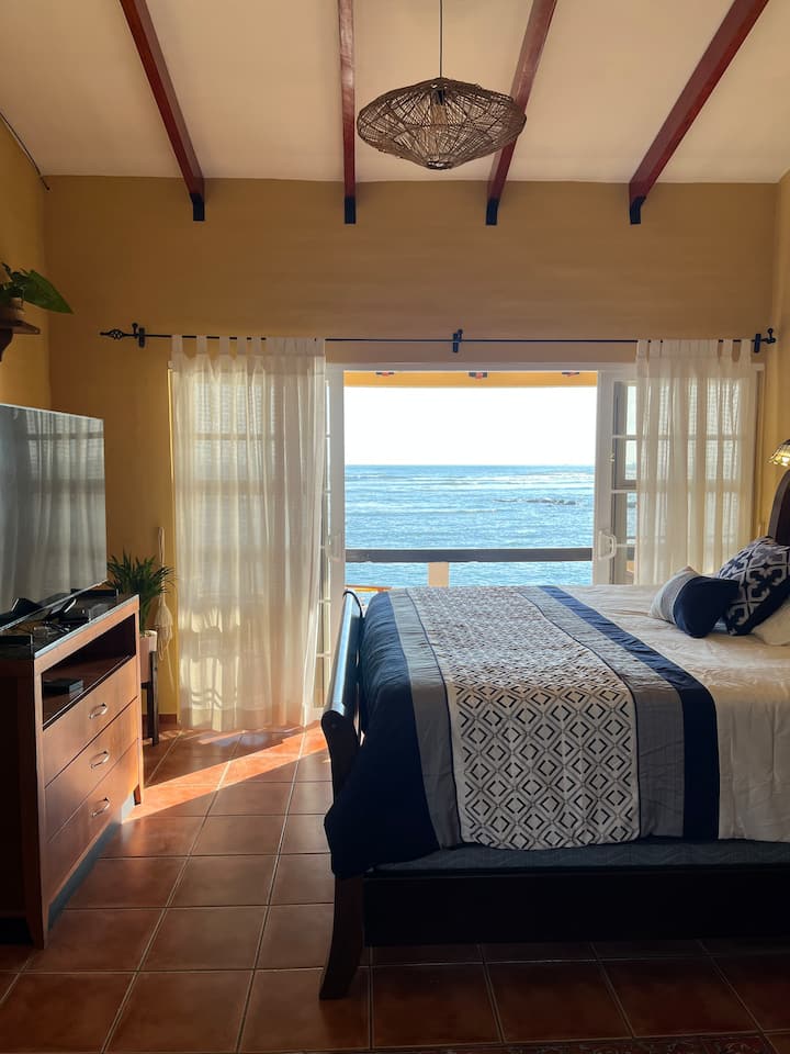 Arrecife: Beachfront House With Private Pool - El Salvador