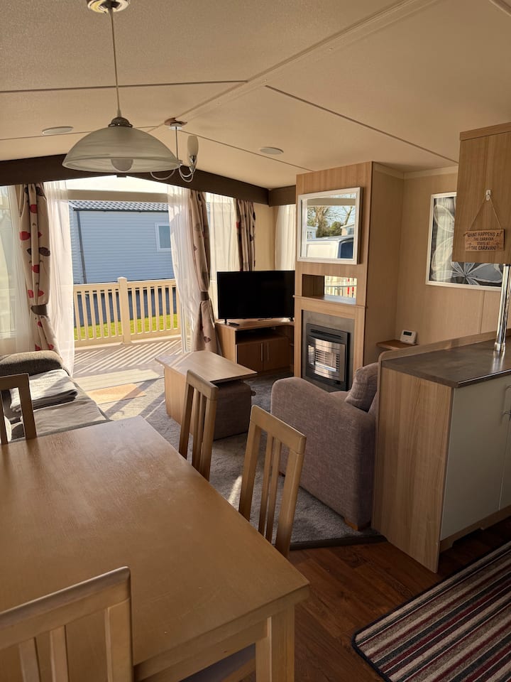 Cosy Caravan Near The Lake On Haven Site - Burnham-on-Sea