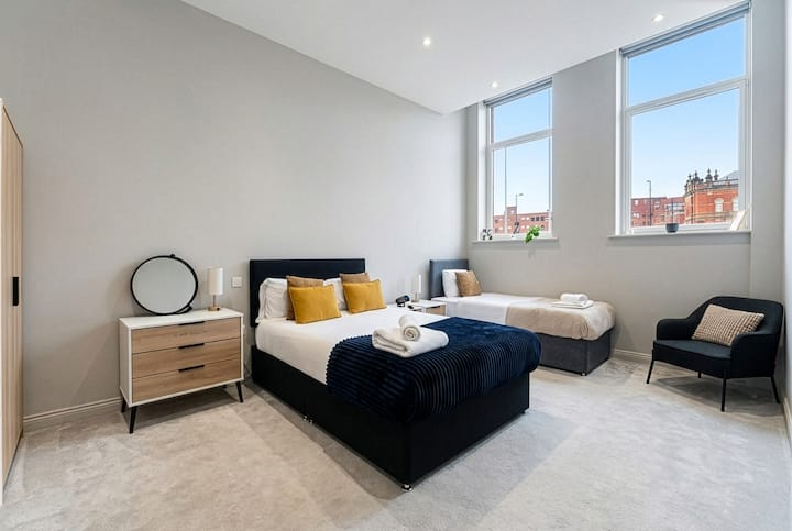 Spacious & Light • Hosts 4 Guests - Leeds