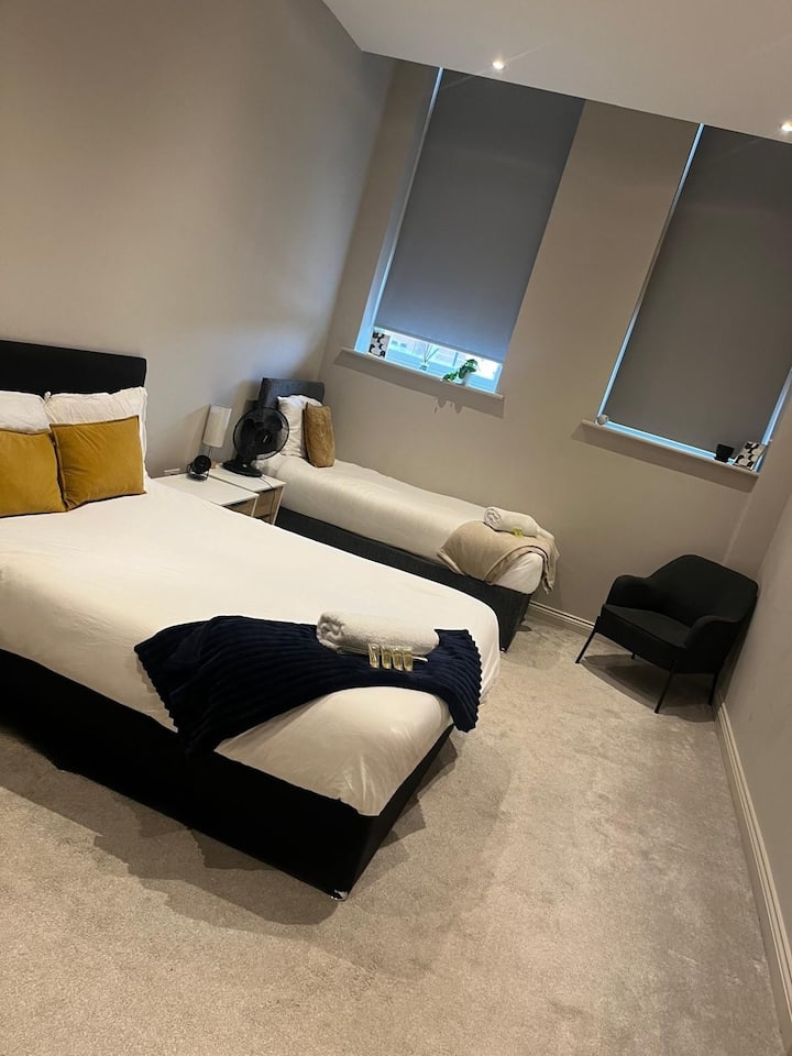 Spacious Apartment - Leeds