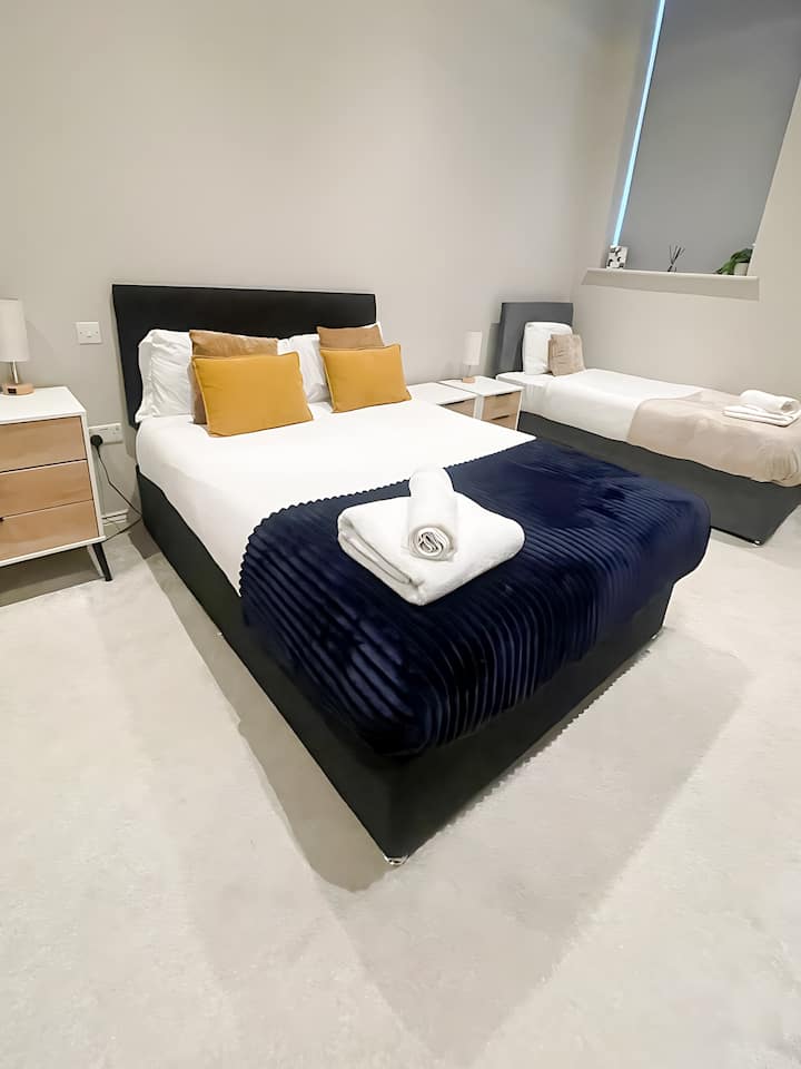 Spacious Apartment - Leeds