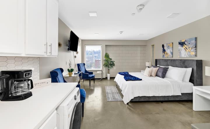 Blue & Gold Luxury Suite - University of Alabama, Birmingham