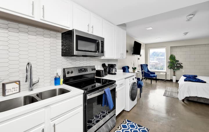 Blue & Gold Luxury Suite - Birmingham, AL