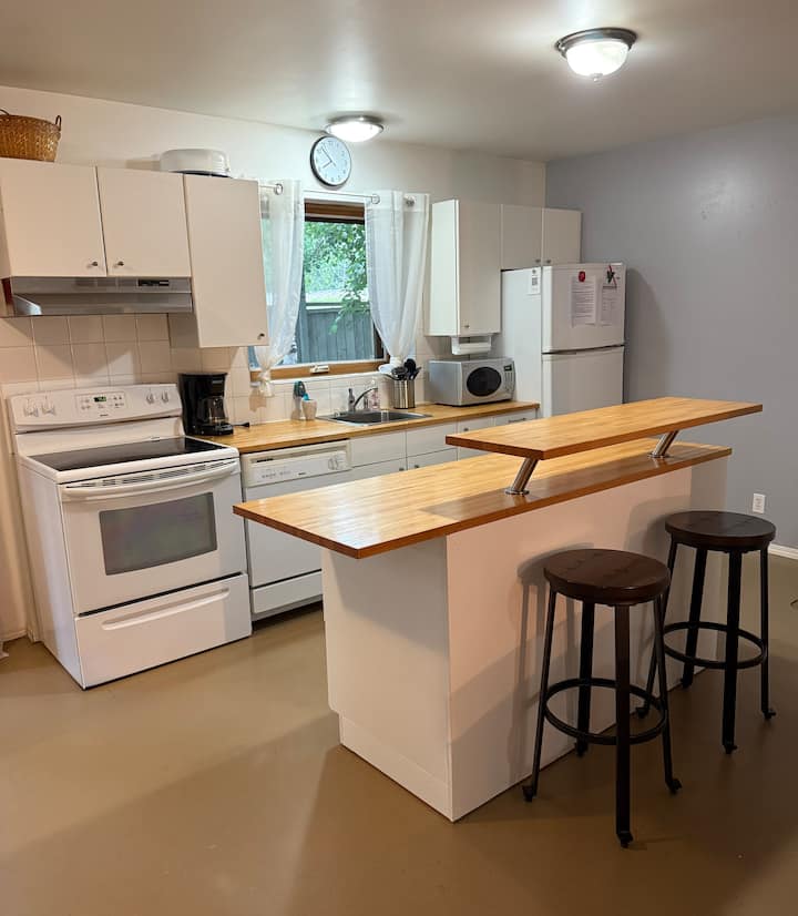 Walk-out Suite~sleeps 2 Adults - Sylvan Lake, AB
