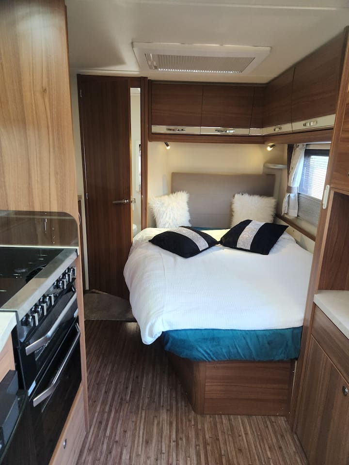 Luxury Caravan - Woking