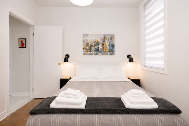 Chic 2br | Sleeps 4 | Yard + Parking | Shaw St. - Toronto