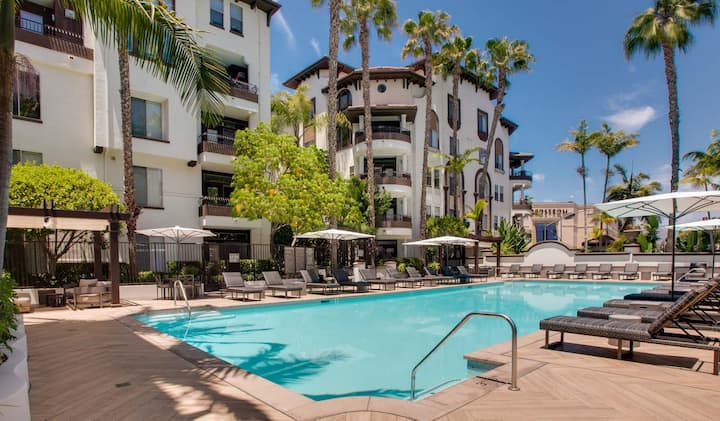 Central 2bd By The Grove W/pool & Parking - Beverly Hills, CA
