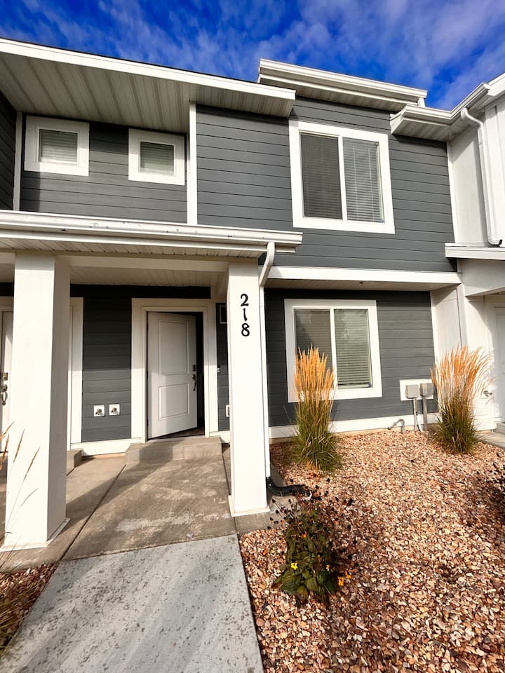Cozy Modern Townhouse - Lehi, UT