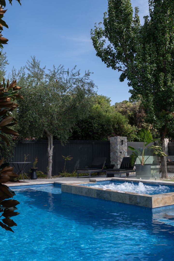 Central Hamptons Retreat - Walk To Cbd & Dining - Shepparton