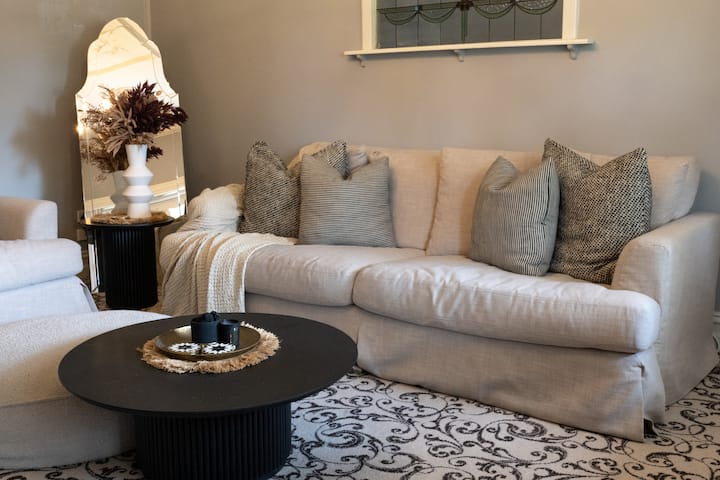 Central Hamptons Retreat - Comfort, Space & Style - Shepparton