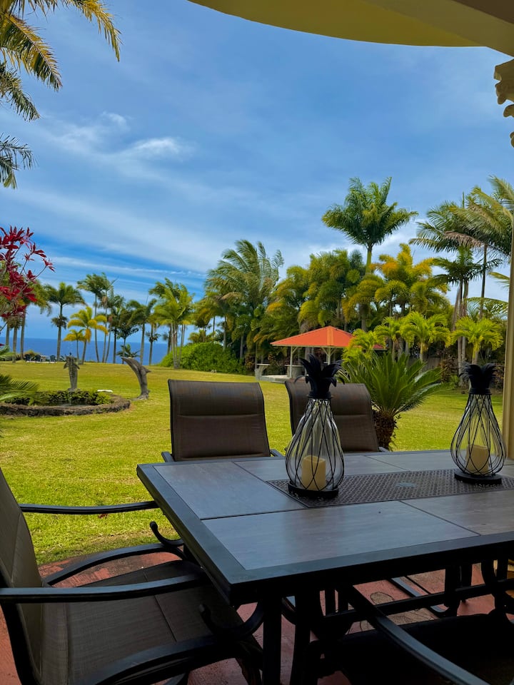 Modern & Comfy Gem: Oceanfront Views, Balcony, Pkg - Hawaii