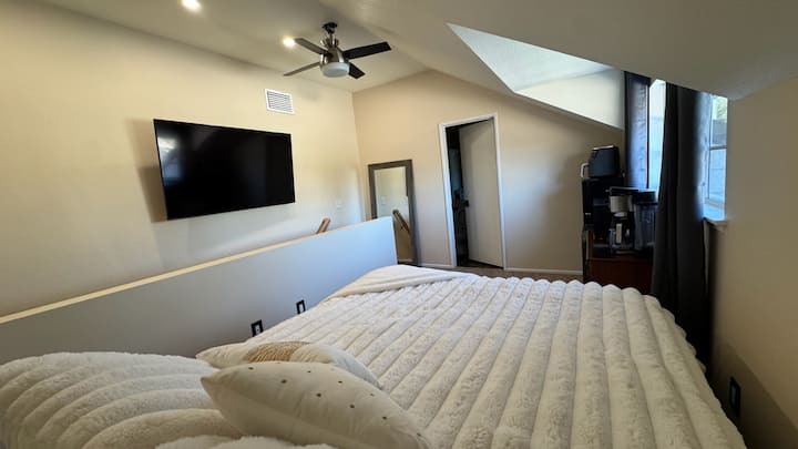 Master Suite W/private Entrance - Santa Clarita, CA