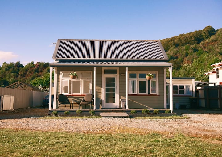 Spare Room In Miner’s Cottage - Reefton