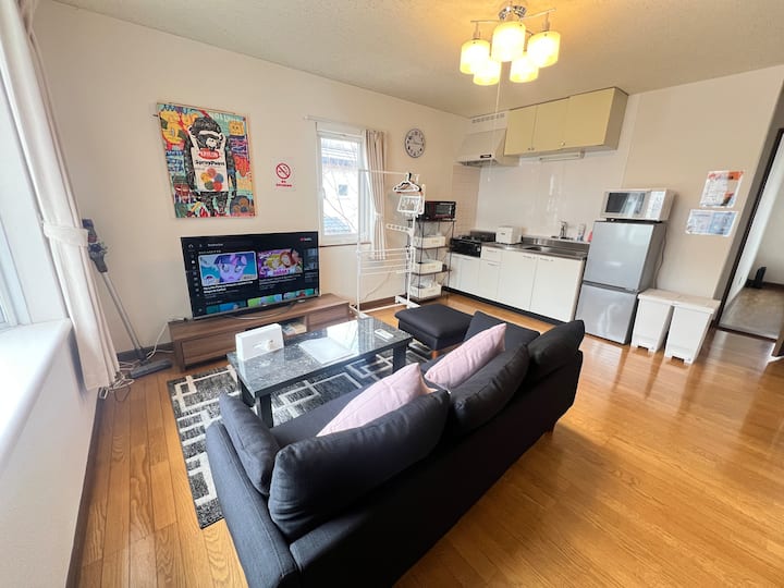 出張、ビジネスにも旅行にも最適！駐車場無料、最大6名宿泊可能！新千歳空港激近のファミリールーム２階 - Chitose