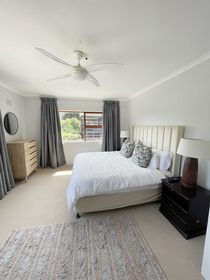 Sunny Fresh Coastal Escape • Spacious + Seaviews - Le Cap