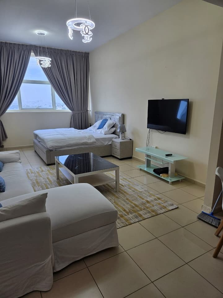 Luxury Apartment Near Beach Pool - 아지만
