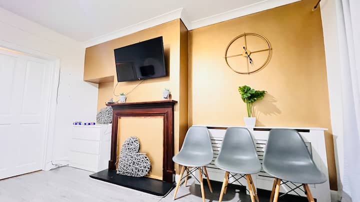 Minutes Away From Thorpe Park, Heathrow, River - Staines-upon-Thames