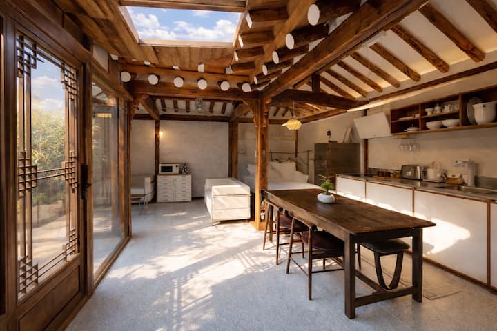 Boutique Hanok Near Metro/authentic & Elegant - South Korea