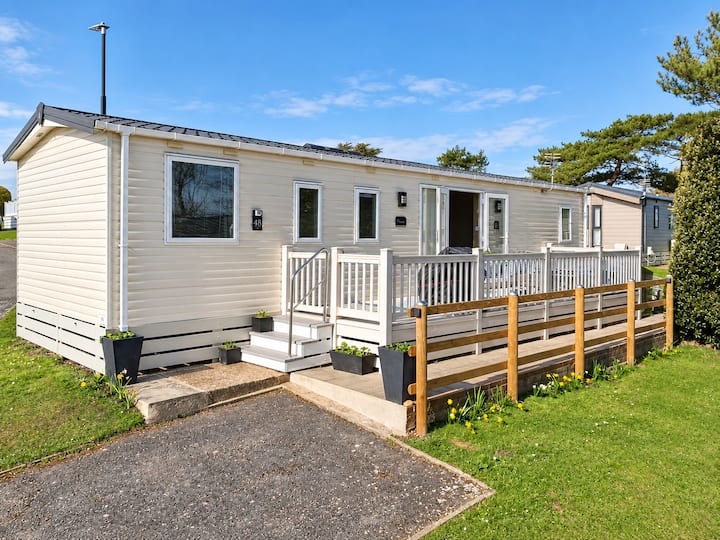 Shorefield 3-bed Lodge, Sleeps 6 W/ Top Reviews - Isle of Wight