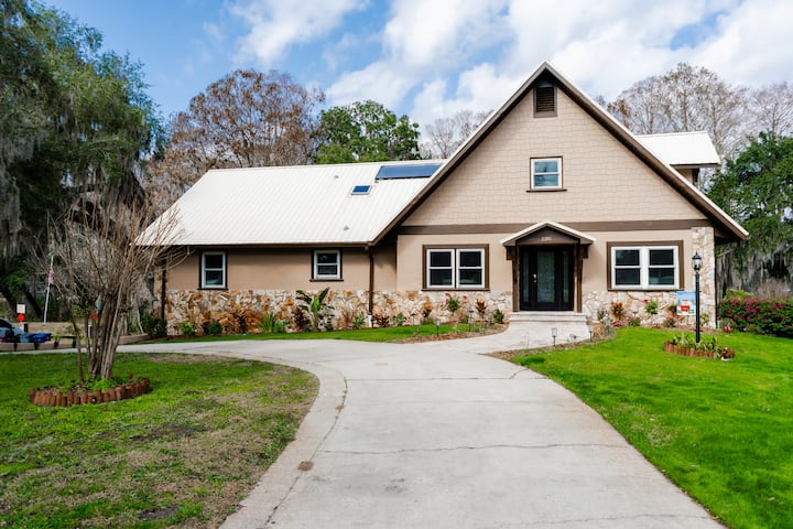 Beautiful Waterfront Lakehouse - Done Right - Inverness, FL
