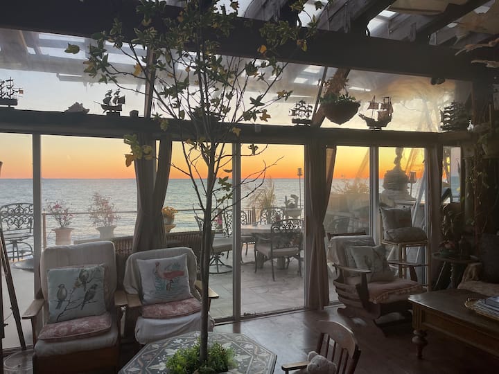Cozy Beachfront Retreat With Stunning Views - Bridgeport
