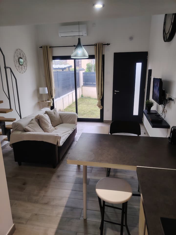 Studio Récent Avec Mezzanine. - Vaulx-en-Velin