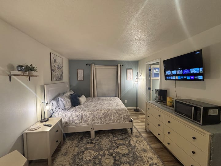 Queen Master & Private Bathroom - McMinnville, OR