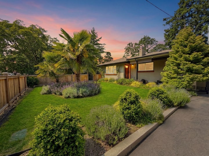 3 Queen Bed House: Heart Of The City | Fenced Yard - Langford