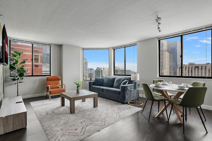 Amazing 21st Floor Condo W/ Views: Parking & Pool - Minneapolis, MN