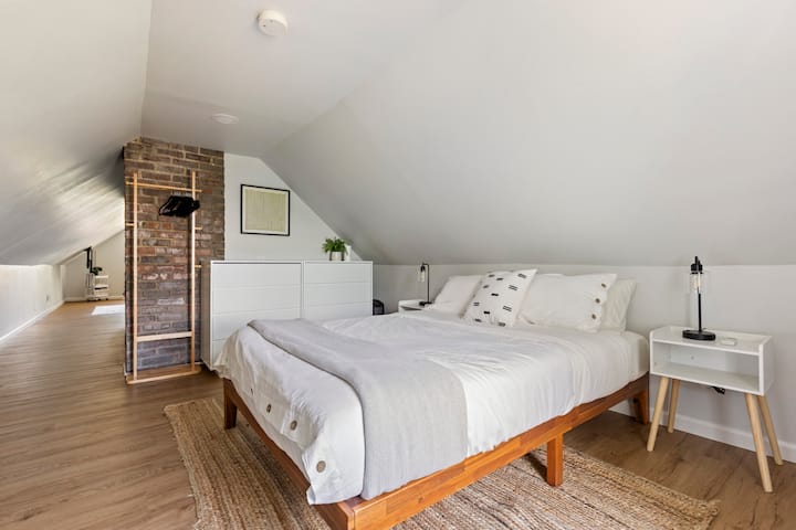 Cozy Loft Centrally Located - Extended Stays - Cleveland