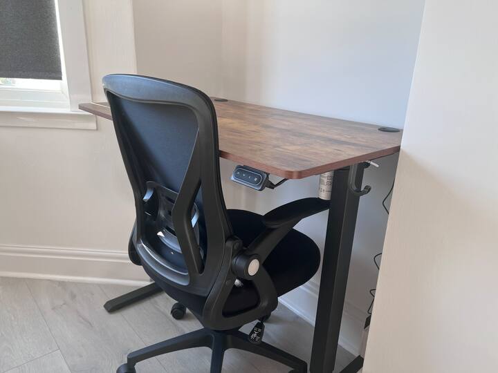 Private Spacious Room With Desk - Coventry