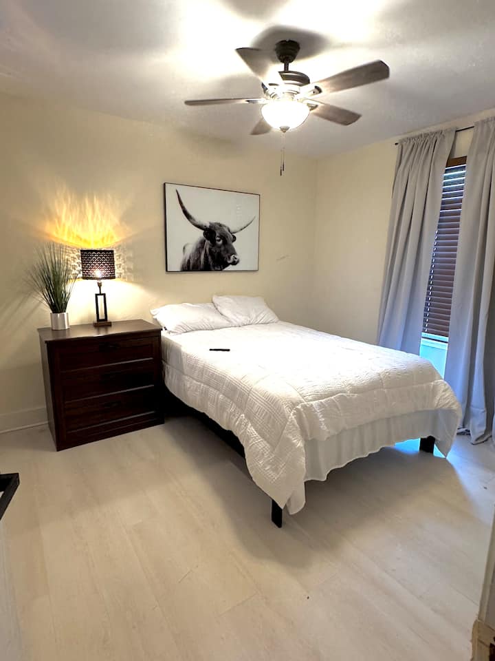 Comfortable Modern Bedroom - Dallas, TX
