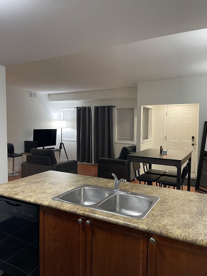 Entire Place - 2br, Near Airport - Ottawa