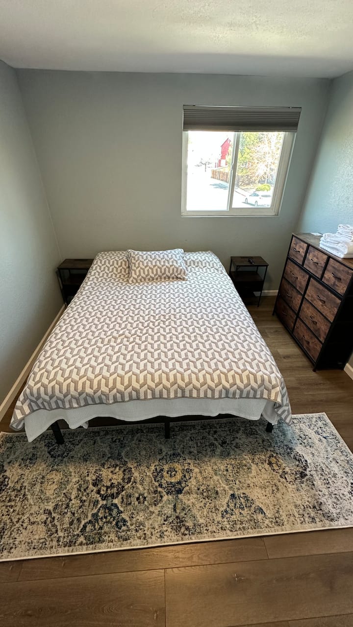 Queen Bedroom. Sparks/reno/tahoe #1 - Reno, NV